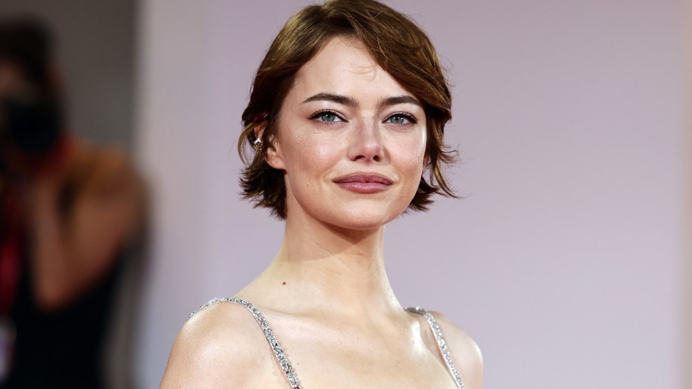 Emma Stone Shocks Venice With 6-Minute Standing Ovation for Gory Alien ...